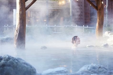 Tắm suối nước nóng onsen và lợi ích sức khỏe tuyệt vời