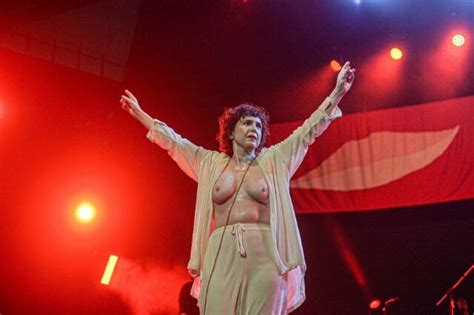Adriana Calcanhotto Exibe Os Seios Em Show De Homenagem A Gal Costa