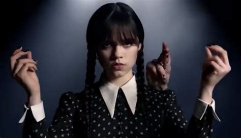 Mercredi Addams Une Nouvelle Bande Annonce Mordante Pour Tim Burton