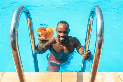 El Retrato Del Hombre Hermoso Sonriente Feliz En La Piscina Foto De