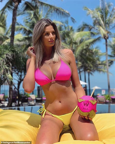 Brünette Mit Dicken Titten Im Neon Bikini Telegraph