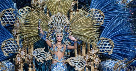 Adriana Peña con la fantasía Lisboa Reina del Carnaval de Santa
