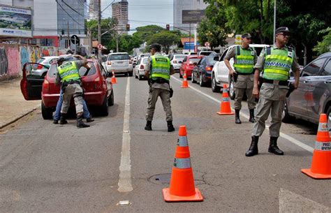 Efetivo inteiro da PM vai à rua e realiza blitze em Goiânia nesta segunda