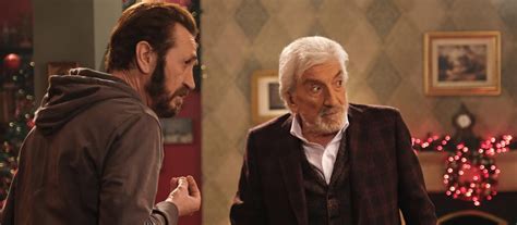 Gigi Proietti è Babbo Natale trama cast trailer Avvisatore it