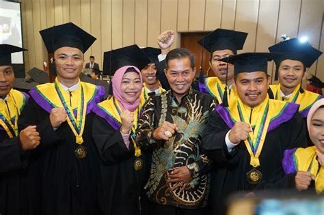 Hadiri Wisuda Sarjana Syafrudin Ajak Bangkitkan Kembali Kejayaan STIA