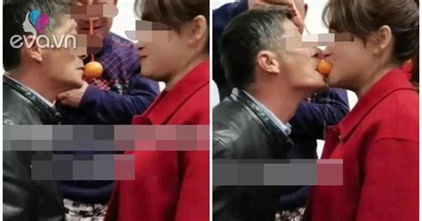 Cô dâu và bố chồng chơi trò cắn quả cam giữa đám cưới cảnh tượng phản