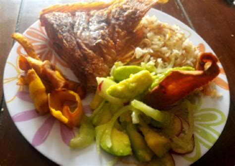 Mojarra frita ensalada arroz y chips de plátano Receta de Ninfa