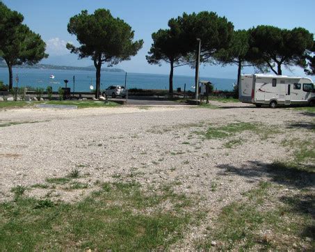 Area Sosta Camper La Spiaggia Desenzano del Garda Italië Camperstop