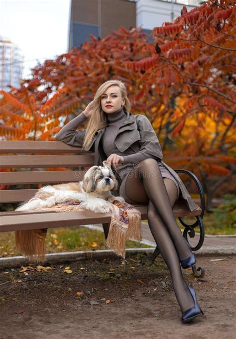 Ragazza Con Gambe Perfette In Collant Seduta Sulla Panchina Nel Parco