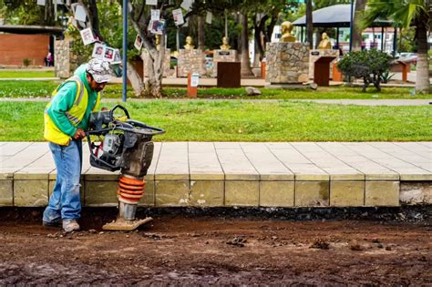 Recorre Armando Ayala obras de pavimentación sobre la Álvaro Obregón