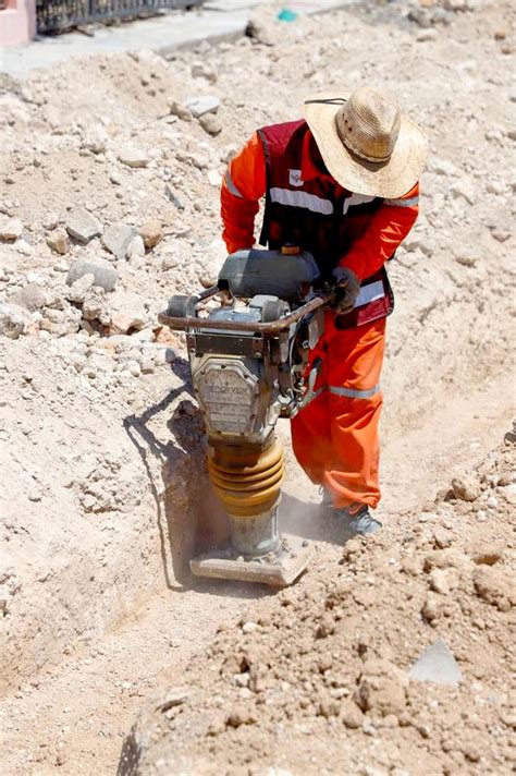 Alcalde Carlos Peña Ortiz supervisa obra de pavimentación hidráulica
