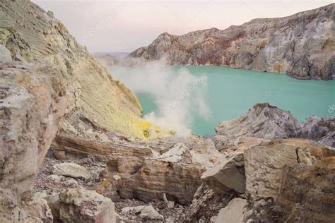 El volcán Ijen o Kawah Ijen en el idioma indonesio Famoso volcán que