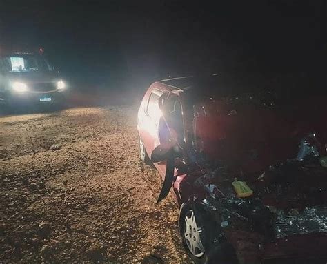 Motorista fica ferido após batida entre carro e caminhão carregado