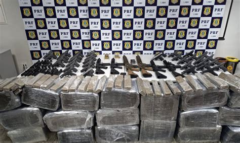 Polícia apreende carregamento de 41 armas e meia tonelada de maconha na