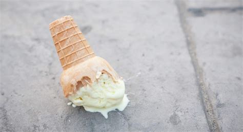 El motivo por el que nunca debes comer un alimento si se ha caído al suelo