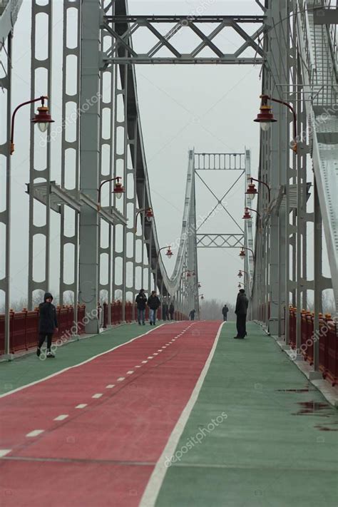 El Puente Del Parque O El Puente Peatonal Sobre El Dni Per A La Isla De