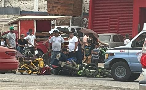 Dos jóvenes en moto chocan entre sí y resultan heridos en Mazatlán
