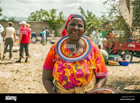 Traditionell Gekleidete Afrikanische Frau Vom Stamm Masai Verkauf Von Handelswaren In Der Masai