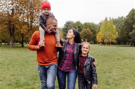 Glückliche Familie mit Kindern im Park Kostenlose Foto