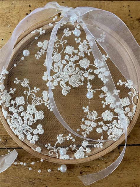 Porte alliance dentelle blanche sur tulle tambour à broder en bois