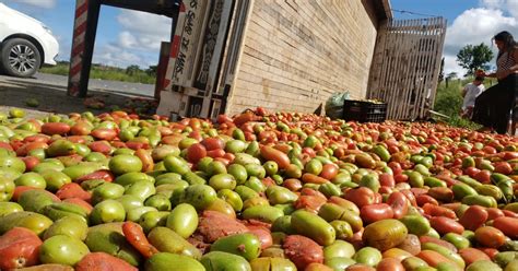 Caminhão carregado tomate tomba no Anel Rodoviário de Macajuba