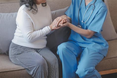 Consejero de salud mental mujer joven durante la sesión de terapia
