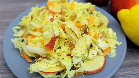 Chinakohlsalat mit Apfel und Walnüssen