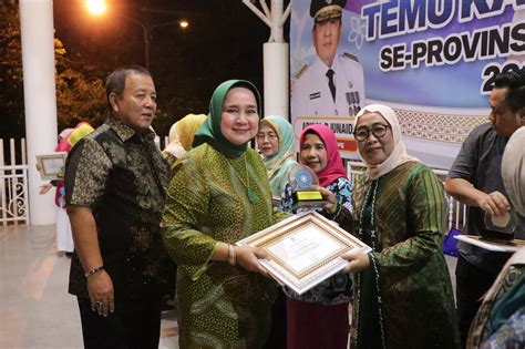 Ketua TP PKK Provinsi Lampung Serahkan Penghargaan Atas Pengabdian Dan