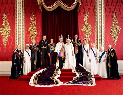 Família real divulga novas fotos oficiais da coroação do rei Charles 3º