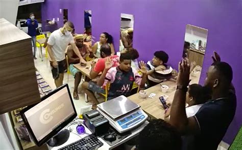 Homens invadem loja de açaí e roubam clientes na Fazenda Grande do