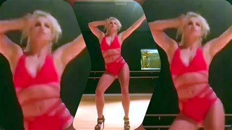 Morí con la Britney Spears bailando en ese traje rojo YouTube