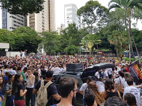 Estudantes protestam em todo o país contra cortes na educação assista
