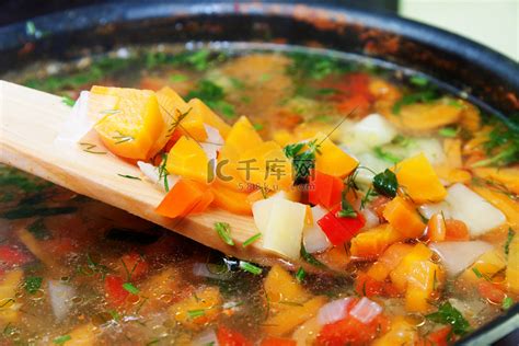 蔬菜汤配胡萝卜辣椒粉土豆洋葱和欧芹高清摄影大图 千库网