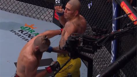 VÍDEO Assista o nocaute de Alex Poatan sobre Jiri Prochazka no UFC 295