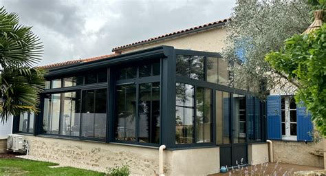 Une véranda style atelier en Vendée 85 pour un salon chaleureux et