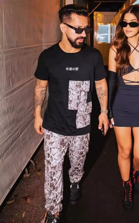 Filha De Dennis DJ Revela Receber Mensagens De Jogador De Futebol