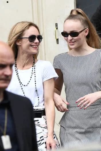 Vanessa Paradis sa fille Lily Rose Depp complètement métamorphosée