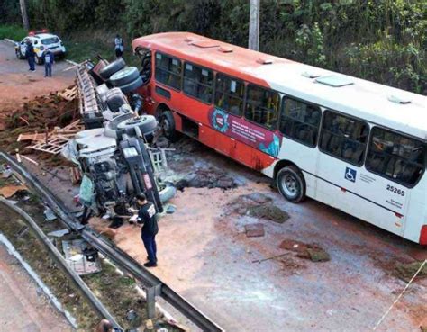Batida Entre Nibus Carro E Carreta Deixa Feridos E Fecha A Mg