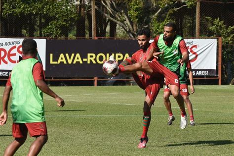 Elenco da Portuguesa faz treino técnico e de posicionamento