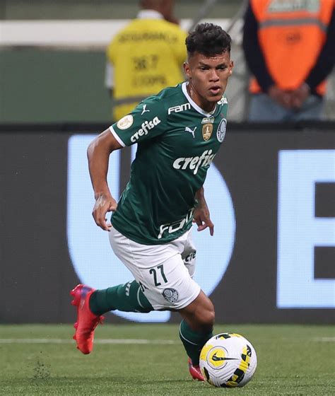 Gabriel Veron ganha nova sequência no Palmeiras e assume papel