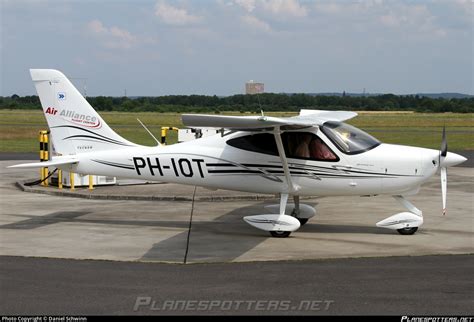 PH IOT Air Alliance Tecnam P2008JC Mk II Photo By Daniel Schwinn ID