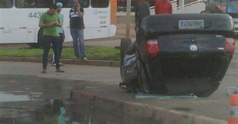G1 Carro capota após bater em outro veículo em Taguatinga Sul no DF