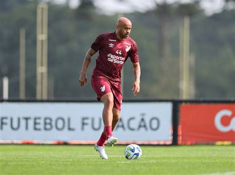Escalação do Athletico Thiago Heleno cumpre suspensão contra o Vasco