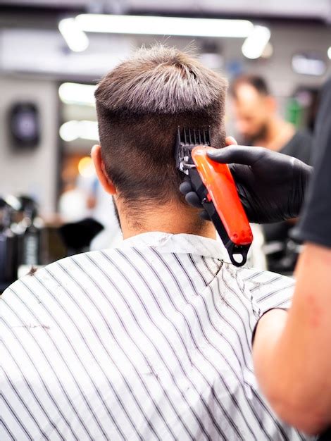 Une Cliente Se Faisant Couper Les Cheveux Par Derri Re Photo Gratuite