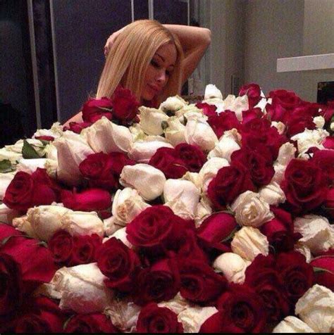 Pin by ﾚ O 乇 ﾚ O 乇 on GÜL ve KADIN Red and white roses