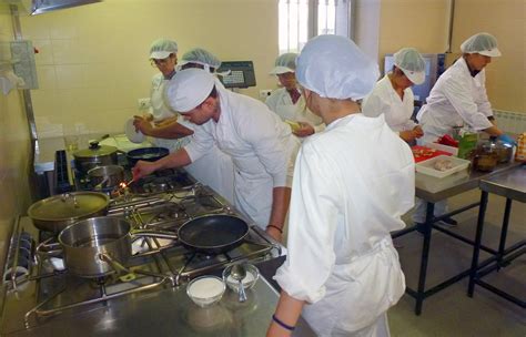 Los alumnos del curso Operaciones básicas de Cocina se preparan para