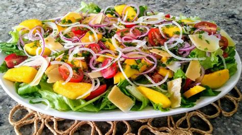 2 receitas incríveis de salada tropical para uma refeição saudável