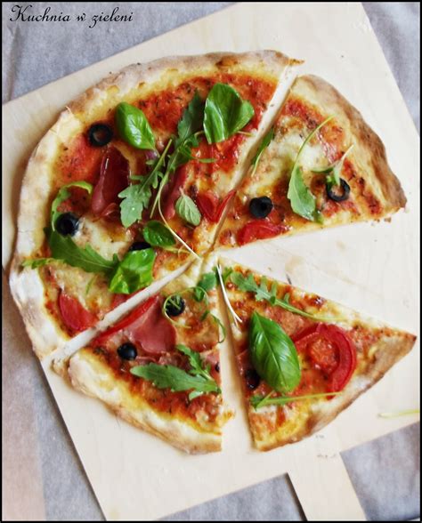 Kuchnia w zieleni Pizza z szynką parmeńską mozarellą pomidorami i rukolą
