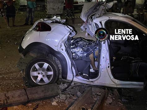 Impressionante Carro Descontrolado Bate Em Poste Mata Passageiro E