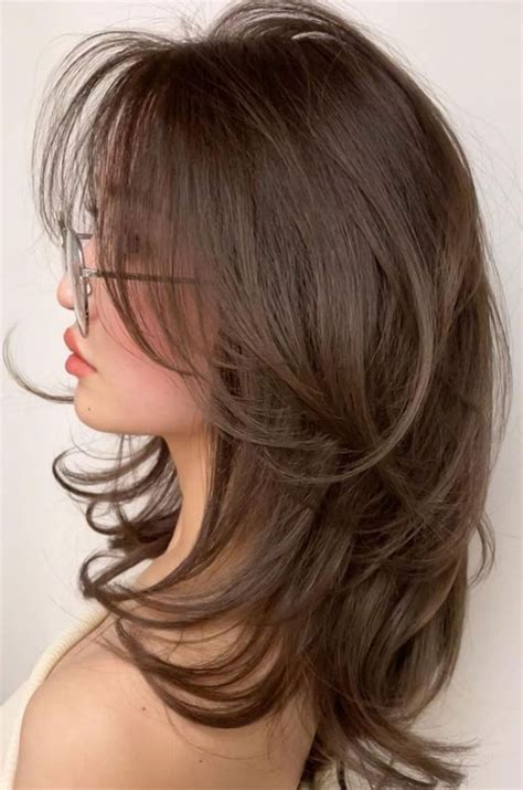 50 Chic And Versatile Medium Layered Haircut Ideas Soft Feathered
